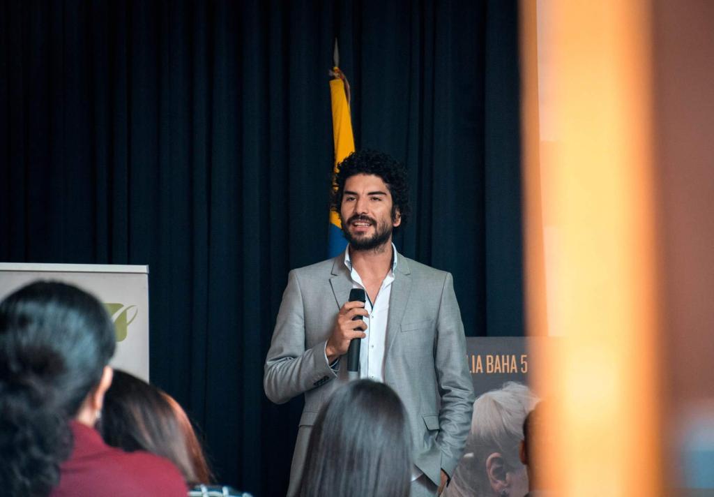 Felipe se cambió a un sistema Baha® y transformó su audición