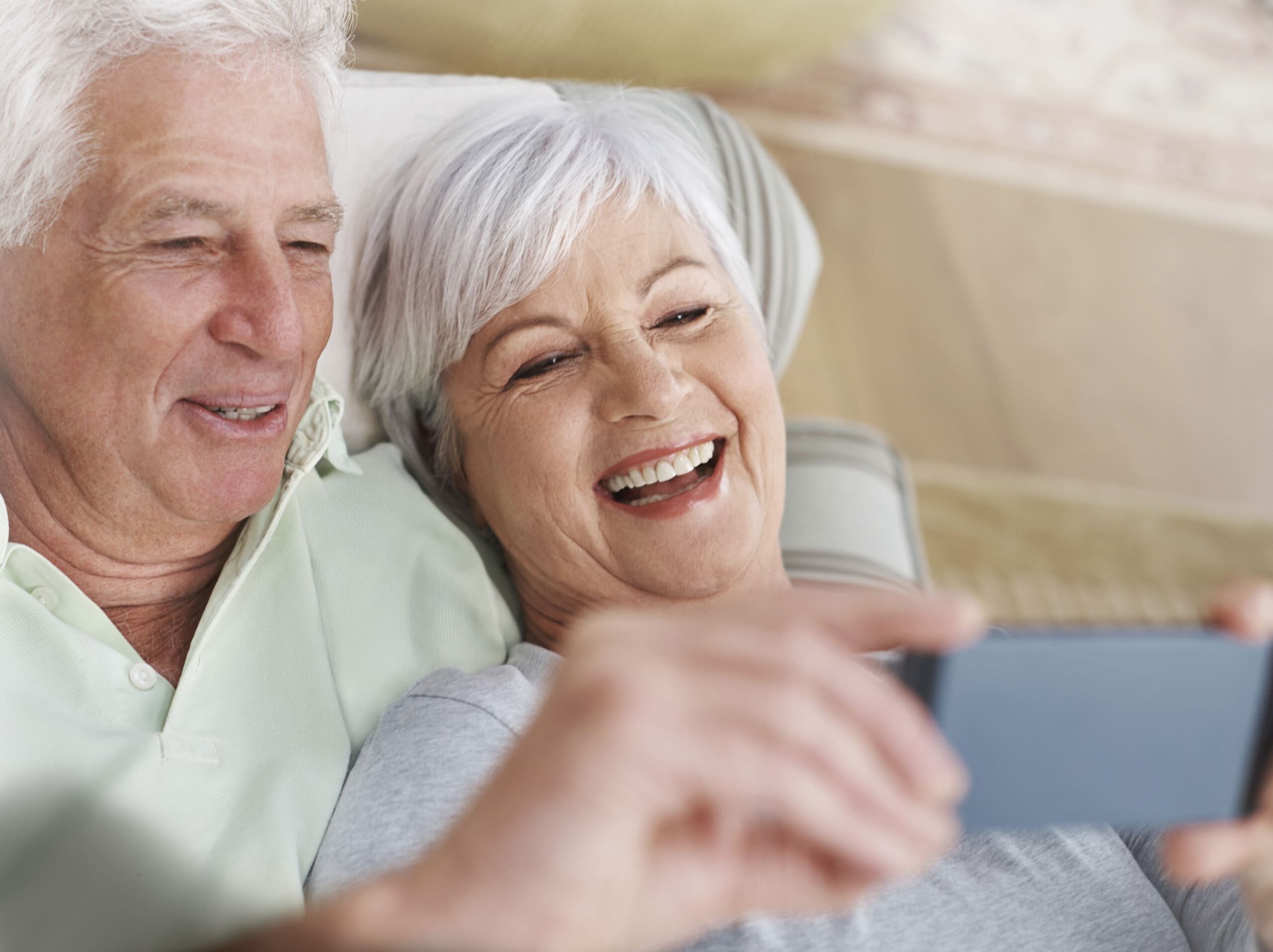 Descargue Baha Smart App, de Cochlear™, en su teléfono móvil.